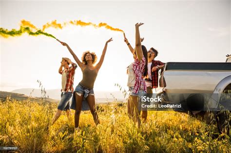 젊은과 신선한 친구의 그룹은 시골 길에서 여행 여행과 자유를 즐기는 밀레니엄 세대에 대한 스톡 사진 및 기타 이미지 밀레니엄 세대 연막탄 20 29세 Istock