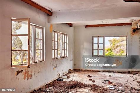 흰색 금이 벽과 깨진 창 프레임 오래 버려진 폐허 집의 인테리어 0명에 대한 스톡 사진 및 기타 이미지 0명 가정의 방 건물의 층 Istock