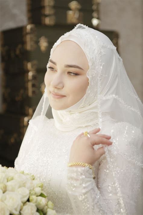 Создать мем девушка в хиджабе на свадьбе свадебный хиджаб с диадемой Hicab невеста