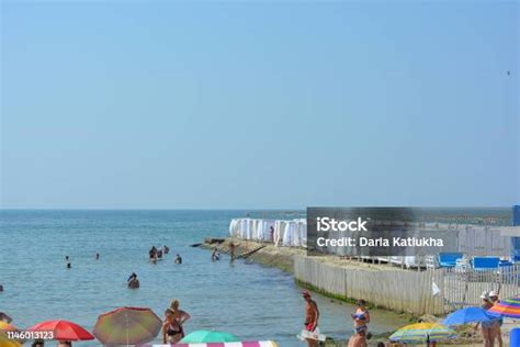 관광객과 휴가와 흑해 연안에 밝은 빨간색 노란색 해변 우산 관광에 대한 스톡 사진 및 기타 이미지 관광 관광객 구름 Istock