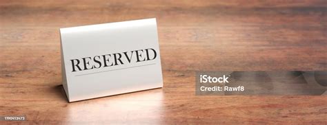 나무 테이블에 예약 된 테이블 텐트 복사 공간 3d 일러스트레이션 예약 표시에 대한 스톡 사진 및 기타 이미지 예약 표시 형판 탁자 Istock