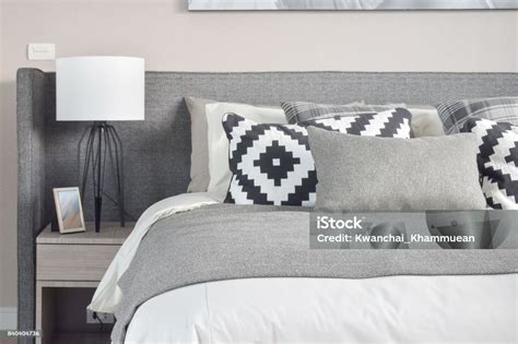 그래픽 패턴 및 램프를 읽는 현대적인 스타일과 함께 침대에 회색 그늘 베개 0명에 대한 스톡 사진 및 기타 이미지 0명 가구 가정의 방 Istock
