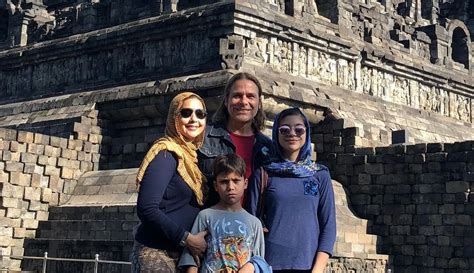 Potret Keluarga Bahagia Ayu Azhari Dengan Suami Bulenya 20 Tahun