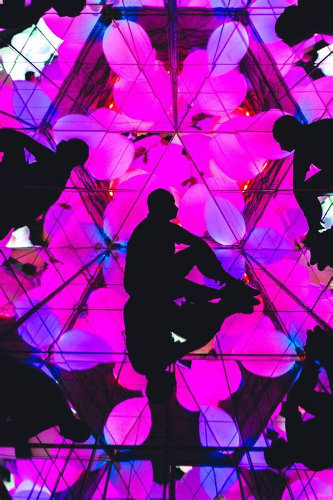 노란색과 파란색 배경에 서 있는 남자와 여자의 실루엣 사진 Unsplash의 무료 후쿠오카 이미지