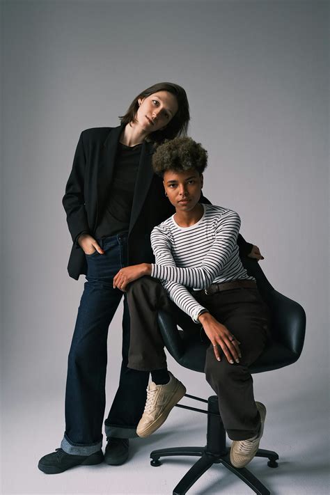 검은색 구성 균형 그룹 사진 다양성 도시 스타일 듀오 라이프스타일 미니멀리스트 부드러운 조명 블레이저 사람 서 있는 스타일리시한 스튜디오 신체