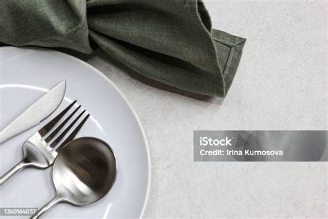회색 돌 배경에 어두운 직물 냅킨과 칼 숟가락과 포크흰색 빈 접시 테이블 설정입니다 맨 위 보기입니다 0명에 대한 스톡 사진 및 기타 이미지 Istock