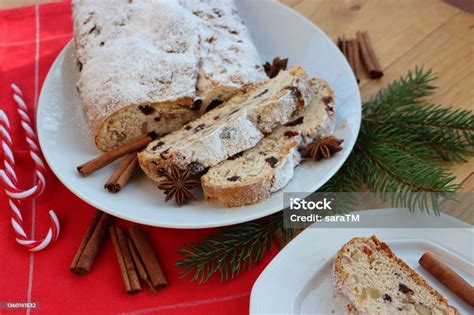 건포도와 설탕에 절인 과일을 곁들인 전통 독일달콤한 빵스톨렌 0명에 대한 스톡 사진 및 기타 이미지 0명 건포도 겨울 Istock
