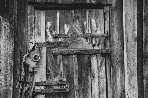 오래된 방독면과 페인트 칠한 두개골이있는 위험한 표지판이 문에 매달려 있고 전쟁 중 우크라이나의 가스 공격 보호 마스크 생태학 화학 공격 0명에 대한 스톡 사진 및 기타