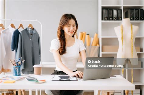 테일러링 아틀리에에서 옷을 만드는 아시아 재단사 여성 아름다운 젊은 여성 패션 디자이너가 미소를 짓고 현대 스튜디오에서 성공한 후 20 24세에 대한 스톡 사진 및 기타