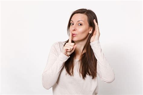 예쁜 젊은 여 자가 입술 쉿 제스처에 손가락으로 조용히 흰색 벽 배경에 고립 된 청각 제스처와 도청 말한다 사람들은 진심으로