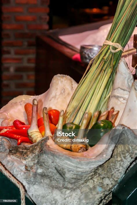 얼음 에 해산물 껍질 흐림 및 곡물 효과의 형태로 음식 요리 거리에 대한 스톡 사진 및 기타 이미지 거리 고급 요리 디자인 Istock