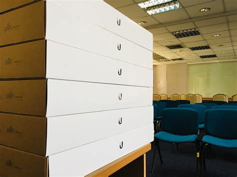 ติดตั้งอุปกรณ์ Switch แบบ Managed ทำการแบ่ง Vlan ควบคุมด้วย Controller Unifi Cloud Key ทำให้