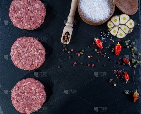 石片 炸肉排 生食 肉 汉堡包 清新 香料 黑色 背景 草本