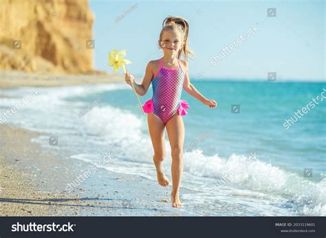 수영복 뒷모습 해변 개가 넘는 로열티 프리 라이선스 대상 스톡 사진 Shutterstock