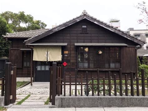 用谷崎潤一郎的陰翳美學，揀選一日溫潤沈靜的生活光影：京都町屋民宿 A Day In Khaki Polysh