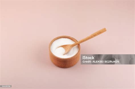 스테비아 감미료 또는 스테비오사이드 크리스탈 파우더를 숟가락으로 나무 그릇에 담았습니다 식품 첨가물 E960 당뇨병 환자를위한 감미료로 적합한 천연 추출물 스테비아 설탕