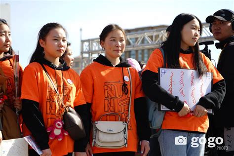ФОТО “Нэг тэрбумаараа тэмцье” эмэгтэйчүүдийн эрхийн төлөөх алхалт болов