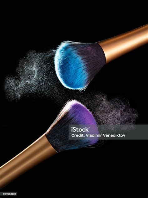 메이크업 개념입니다 검은색 배경 위에 일치하는 빨간색과 금색 파우더를 바르는 두 개의 메이크업 브러시의 중지 작업 보기 검정색 배경에 대한 스톡 사진 및 기타 이미지