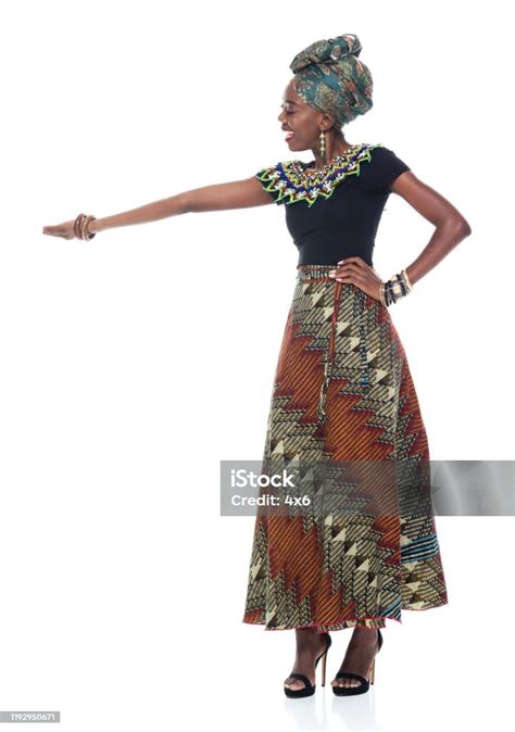 2029세 아프리카 인종아프리카계 민족여성 착용 머리 스카프드레스전통 의류웃고 있는행복쾌활한 의복의 전체 길이측면 보기 20 29세에 대한 스톡 사진 및 기타 이미지