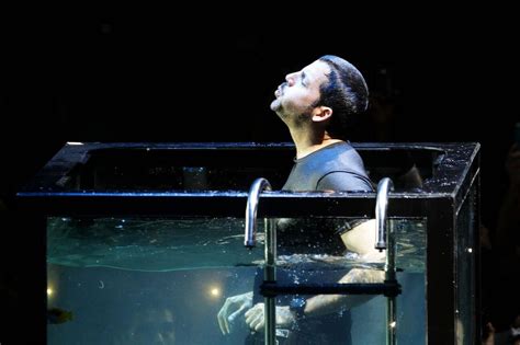 مقابل این مرد به چیزهای زشت فکر نکنید پسر بد شعبده‌بازی؛ دیوید بلین