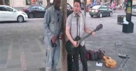 Busker Was Singing Alone In The Streets But When This Famous Singer Joined Him Country Bucket