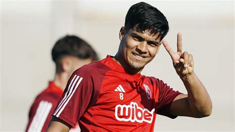 Mercado De Fichajes Arezo «estoy Comprometido En Ascender Con El Granada Pero No Me Cierro A