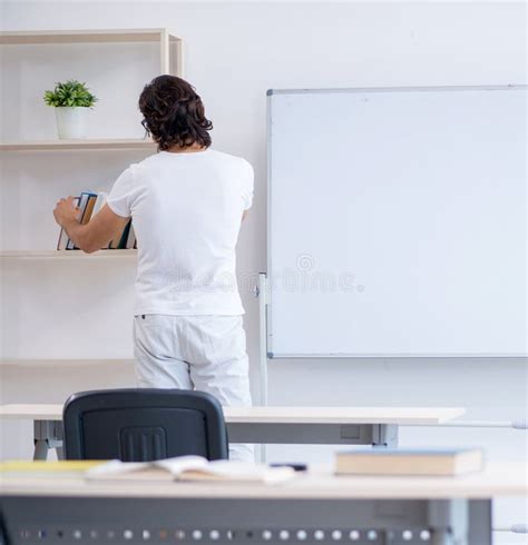 Jovem Estudante Do Sexo Masculino Em Frente Ao Quadro Branco Imagem De Stock Imagem De Mentor