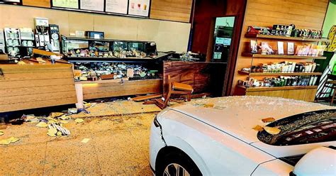 커피매장에 차량 돌진 3명 중상