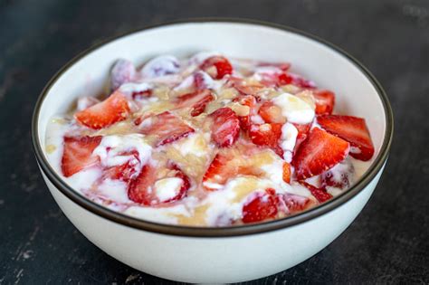 레드 딸기와 화이트 요구르트 브릴리 제철 딸기 클로즈업에서 완벽하게 익은 웨지가 있는 아침 식사에 과일 디저트 0명에 대한 스톡 사진 및 기타 이미지 Istock