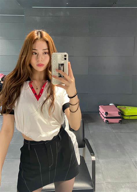 Lesserafim成员许允真自拍图片适合做头像配图网 Lesserafim成员许允真自拍图片适合做头像配图网