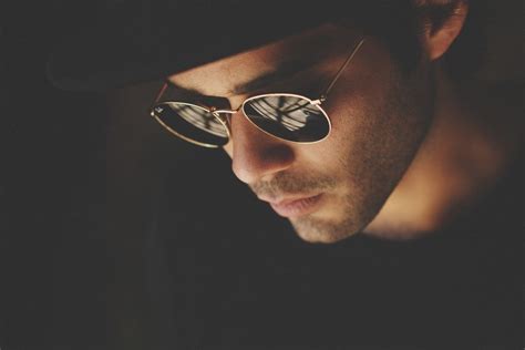 Обои на рабочий стол Парень в солнцезащитных очках обои для рабочего стола скачать обои обои