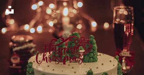 테이블에 빨간색과 녹색 토핑이 있는 흰색 케이크 사진 Unsplash의 무료 크리스마스 조명 이미지