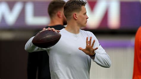 Joe Burrow Tweet Going Viral After Kenny Picketts Small Hand Measurement At Nfl Combine