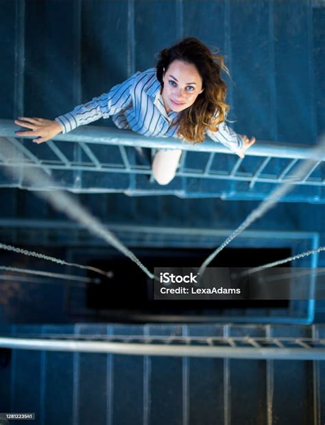 백인 여성은 계단의 난간 근처에 서 있다 매달려 체인 푸른 빛의 벽돌 벽 30 34세에 대한 스톡 사진 및 기타 이미지 30 34세 가정의 방 계단 Istock