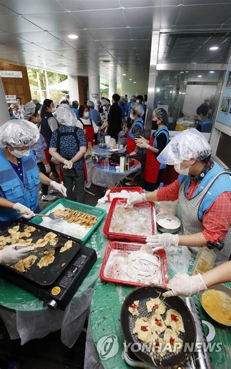 광주 북구 자원봉사센터 추석 음식 나눔행사 연합뉴스