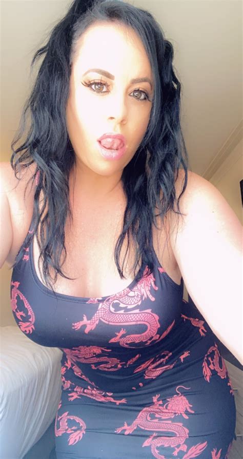 Let S Take A Walk Down Memory Lane Anyone Remember Those Old Videos She Did With The Giant Show