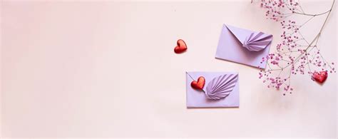 꽃과 하트가 있는 분홍색 배경에 손으로 만든 발렌타인 데이봉투 텍스트 배너를 위한 배치 밸런타인데이에 대한 스톡 사진 및 기타