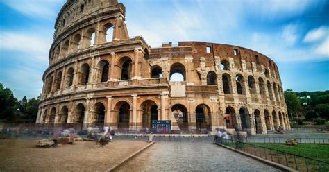 이탈리아 로마의 콜로세움 장노출 촬영 로마 콜로세움은 도심에 고대 로마 시대에 지어졌습니다 이탈리아의 주요 여행지이자 관광 명소입니다 사진 Unsplash의
