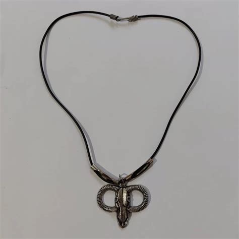 خرید و قیمت گردنبند اسپرت طرح گاو با بند مشکی آویز گردنی دخترانه و