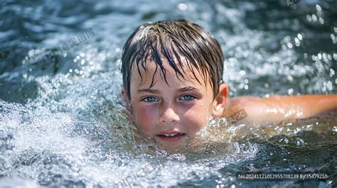 Ai创作图游泳的小孩 游泳小男孩 水中男孩 玩水少年 游泳的男孩 游泳的儿童 蓝色水池中游泳 夏天游泳 水中的儿童 夏日游泳 戏水少年 玩水的
