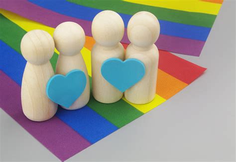 Lgbt 프라이드 깃발에 하트 스티커를 붙인 같은 성별의 커플 개념에 대한 스톡 사진 및 기타 이미지 개념 개성 개념 규칙 Istock