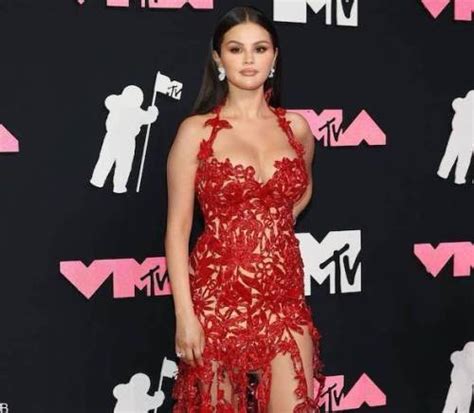 سینه های سلنا گومز واقعیه یا فیک عکس جذاب خواننده معروف