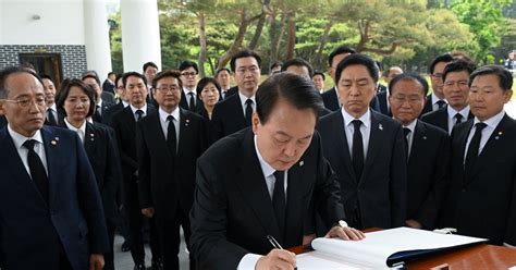 현충원 참배 방명록 서명하는 윤석열 대통령