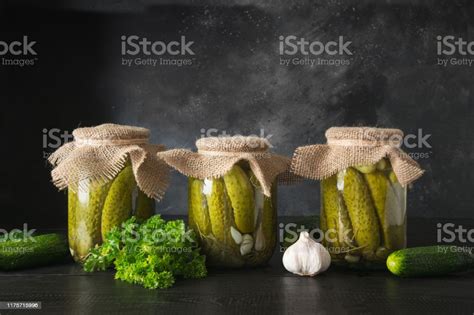 나무 어두운 보드에 유리 항아리에 통조림 야채 오이 집에서 만든 수확 가을 준비 0명에 대한 스톡 사진 및 기타 이미지 0명 3가지 개체 가을 Istock