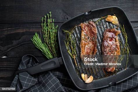 그릴 팬에 구운 프라임 블랙 앵거스 쇠고기 스테이크 스트립로인 또는 뉴욕 어두운 나무 배경 맨 위 보기입니다 복사 공간 0명에 대한 스톡 사진 및 기타 이미지 Istock