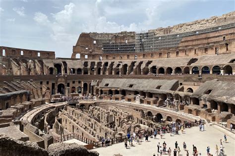 로마 콜로세움 검투사 경기에서 현대 관광 명소로