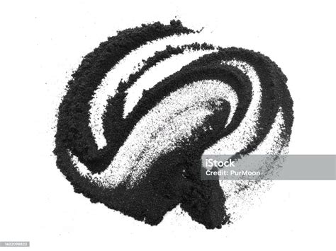 모래 해변 질감입니다 하얀 배경에 검은 모래가 쌓여 있다 클리핑 경로가 있는 모래 언덕 모래 언덕은 하얀 배경에 고립되어 있다