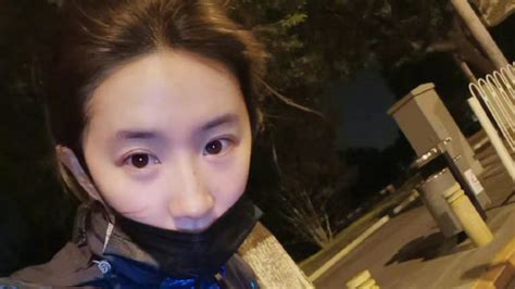 刘亦菲近照曝光，素颜骑车展现真实状态，唯美气质超抢镜刘亦菲素颜气质新浪新闻