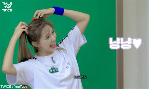 Twice ツウィ、とつぜんの愛嬌にメンバー大興奮！ あまりのかわいさに思わず立ち上がって大盛り上がり Kpop Monster