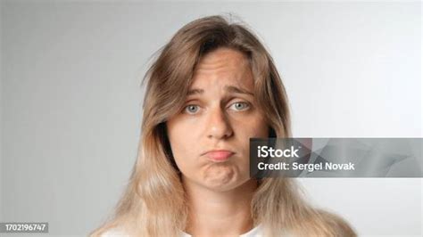 아름다운 젊은 여자가 카메라를 본다 금발 소녀 얼굴 초상화 여성 페미니스트 심각한에 대한 스톡 사진 및 기타 이미지 심각한 여자 여자만 Istock